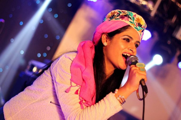 This Kashmiri Lady's Latest Kashmiri Song is Breaking The Internet ...