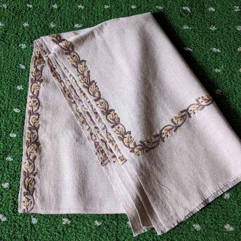 Luxurious Warmth: Kashmiri Mufflers For Elegance - Gyawun