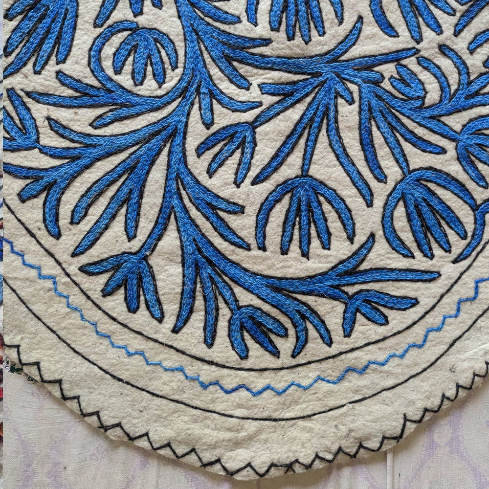 Blue White Large Oval Kashmiri Wool Namda 6×4Ft- Handmade Aari ...